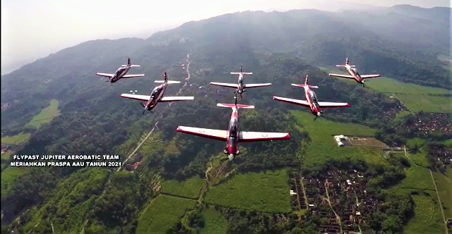 Flypass Jupiter Aerobatic Team Meriahkan Upacara Praspa AAU Tahun 2021